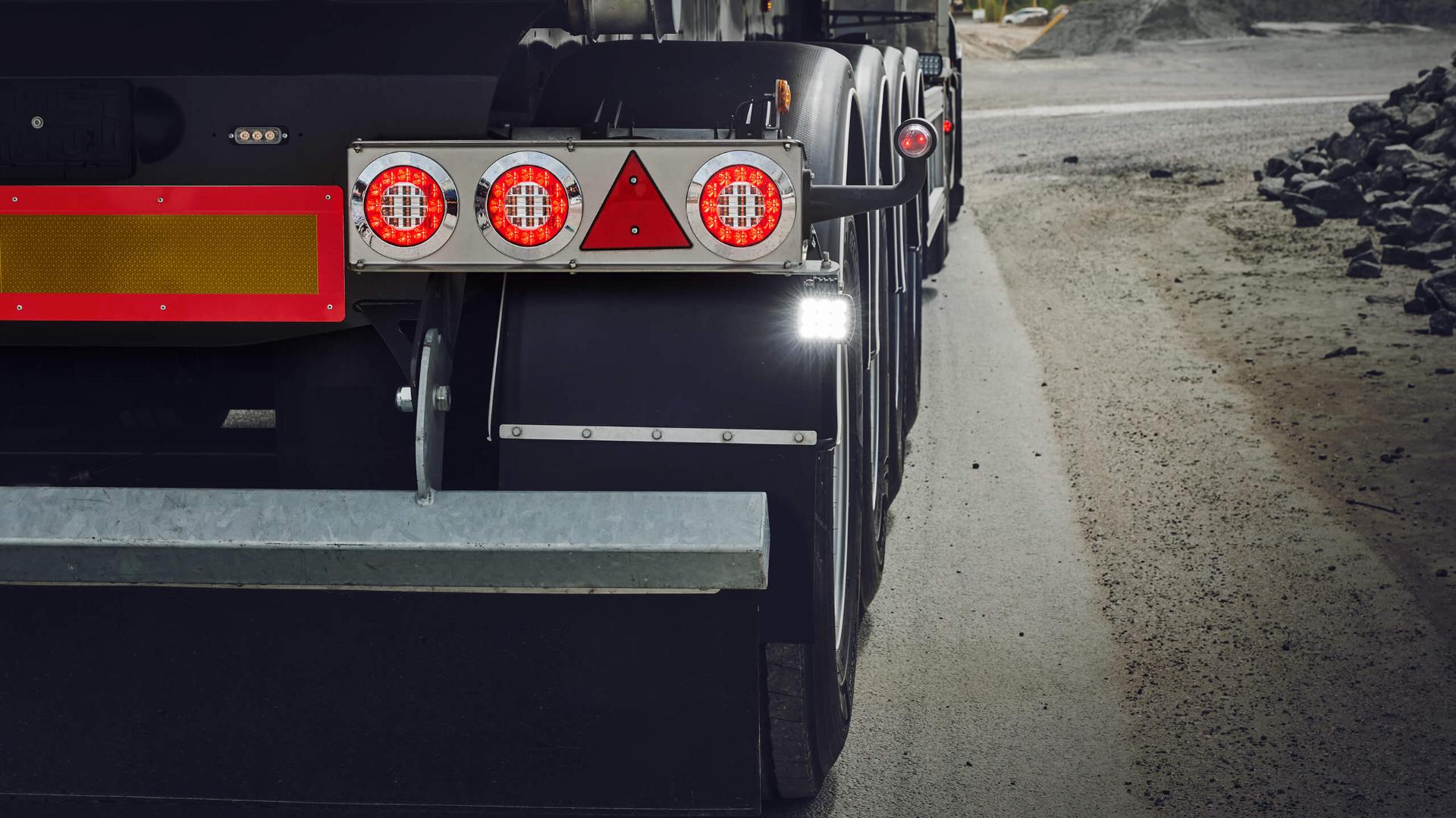 La mejor iluminación Ermax para los camiones en BPW Trapaco S.L.U ...